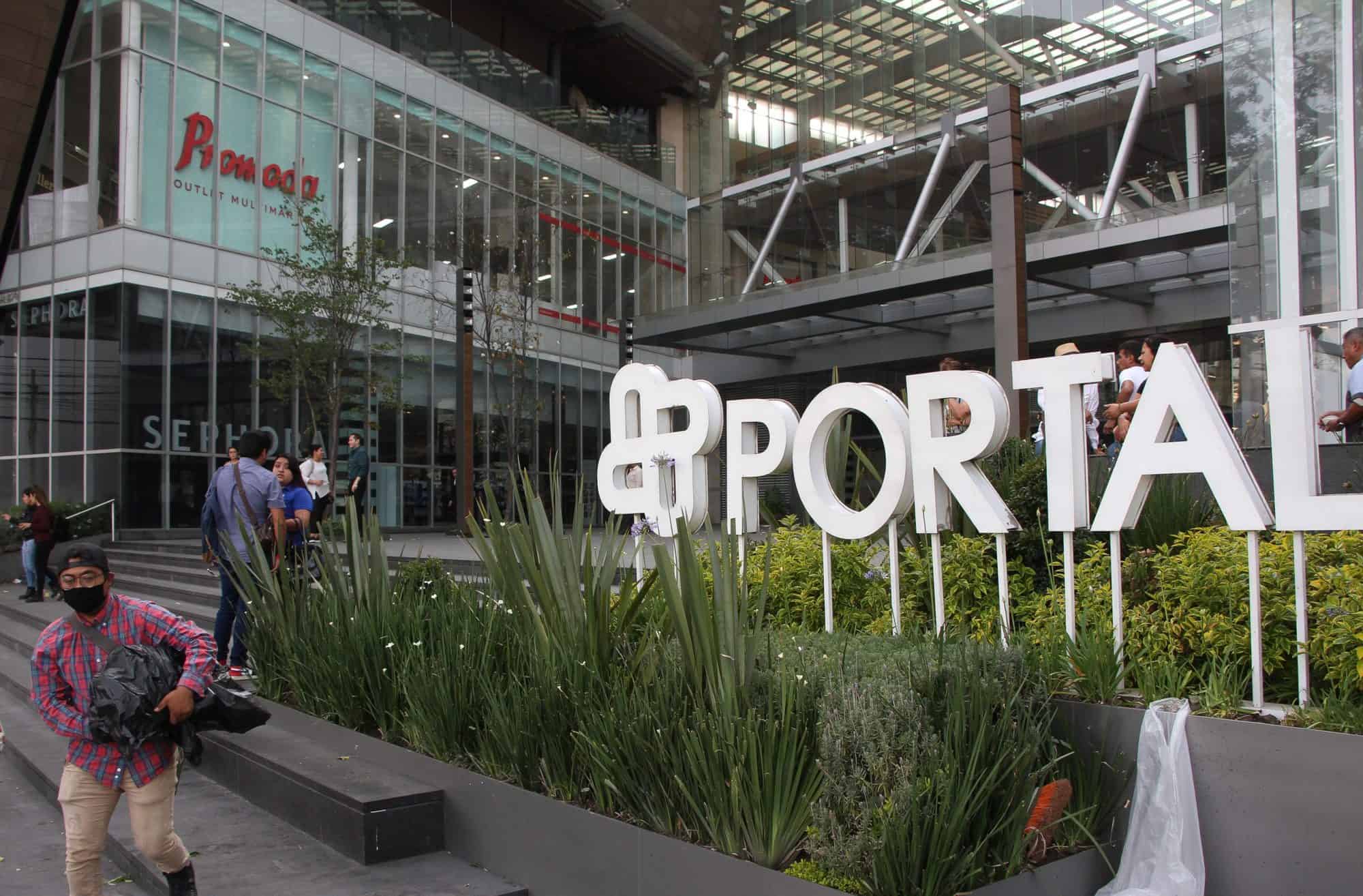 Reabren plazas comerciales y tiendas departamentales, con asegunes