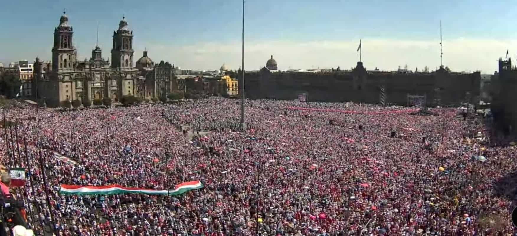 Desbordan el Zócalo y colman calles adyacentes en defensa del INE