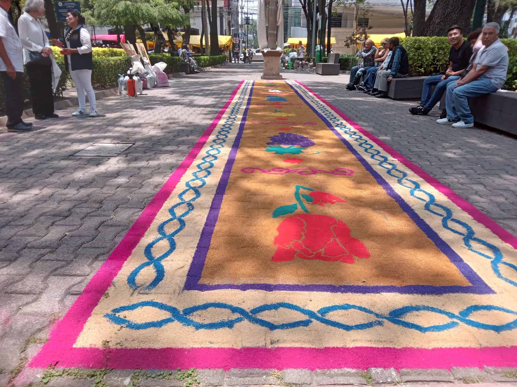 Elaboran alfombra de aserrín para celebrar a San Lorenzo.
